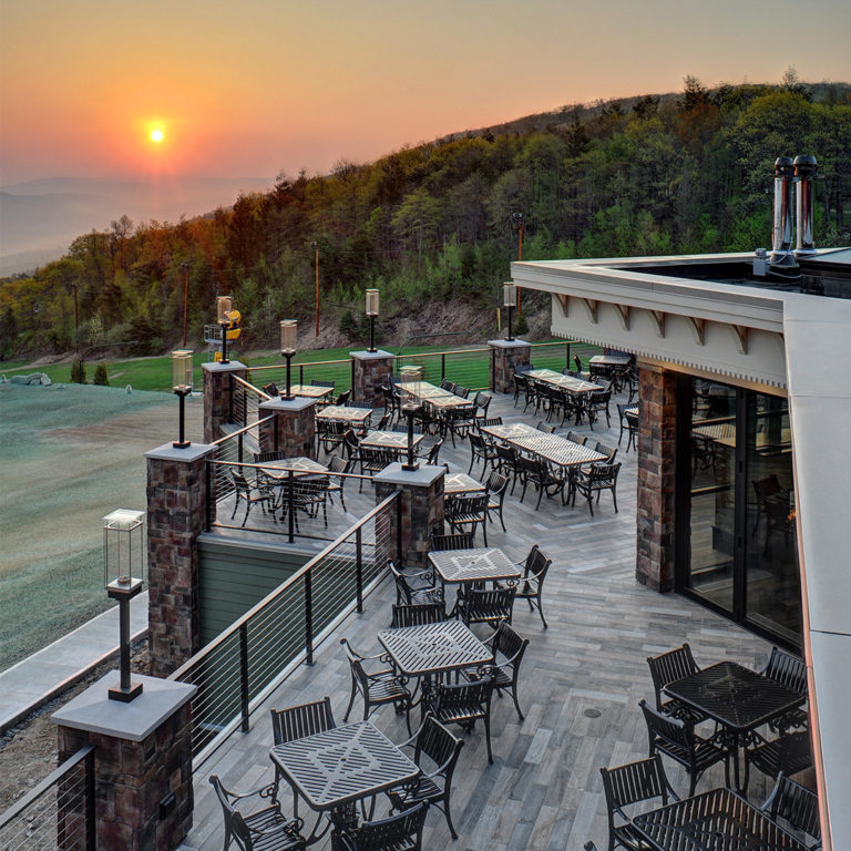 Slopeside Pub & Grill – Dining with Mountain Views
