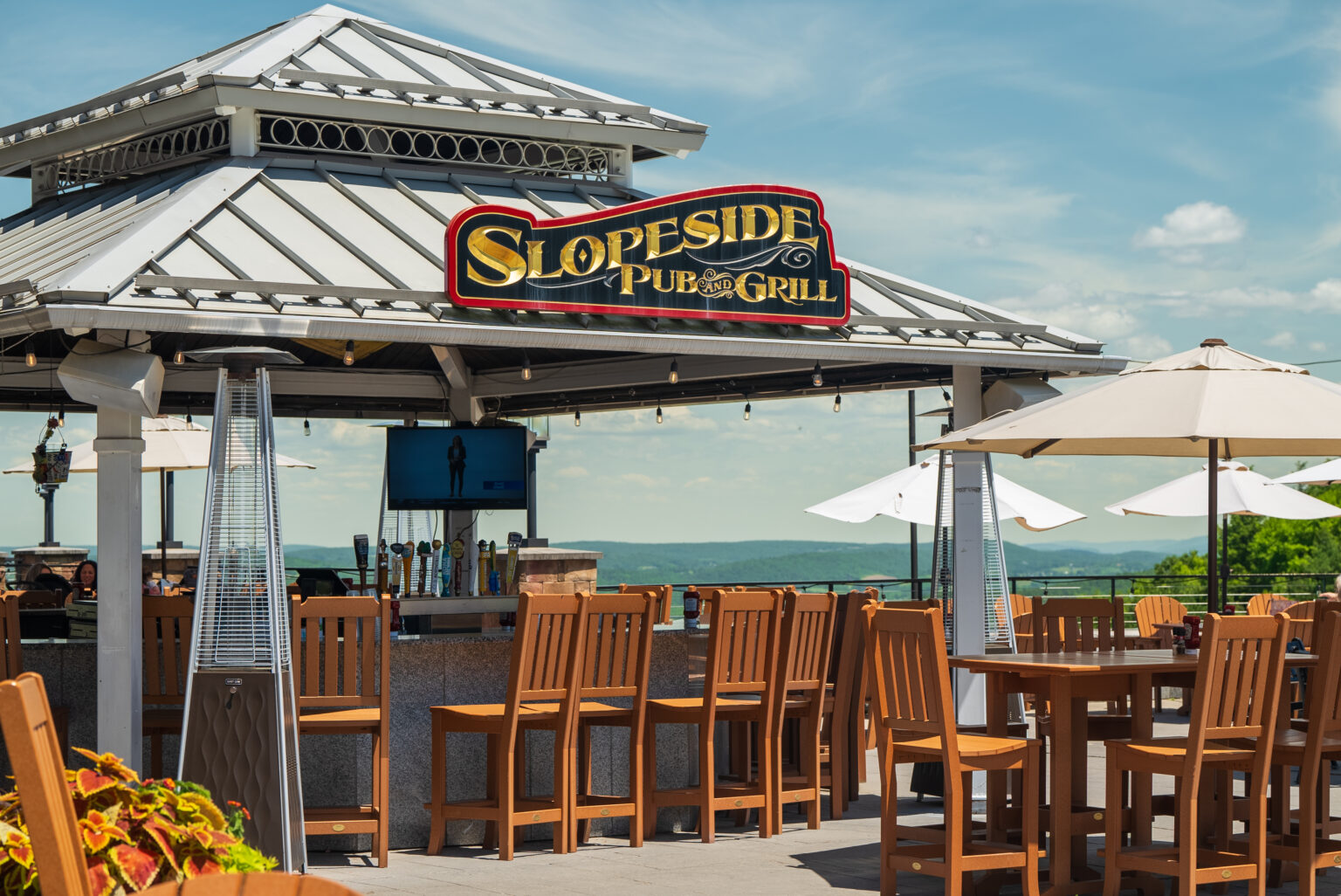 Slopeside Pub & Grill – Dining with Mountain Views