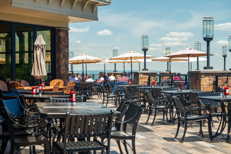 Slopeside Pub & Grill – Dining with Mountain Views