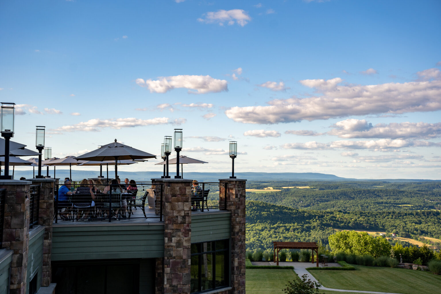 Slopeside Pub & Grill – Dining with Mountain Views